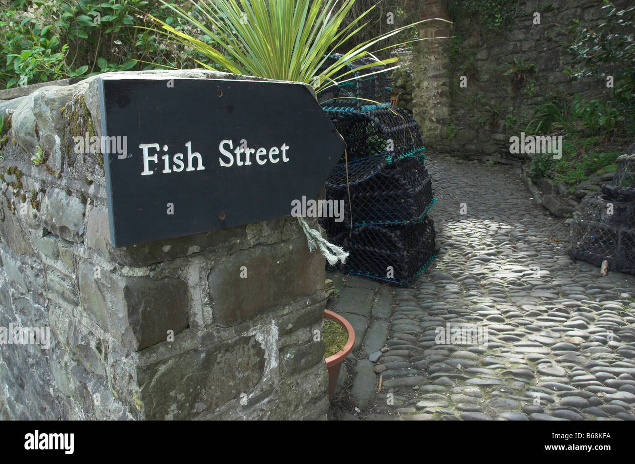 Quiet street sign in hi-res stock photography and images - Alamy