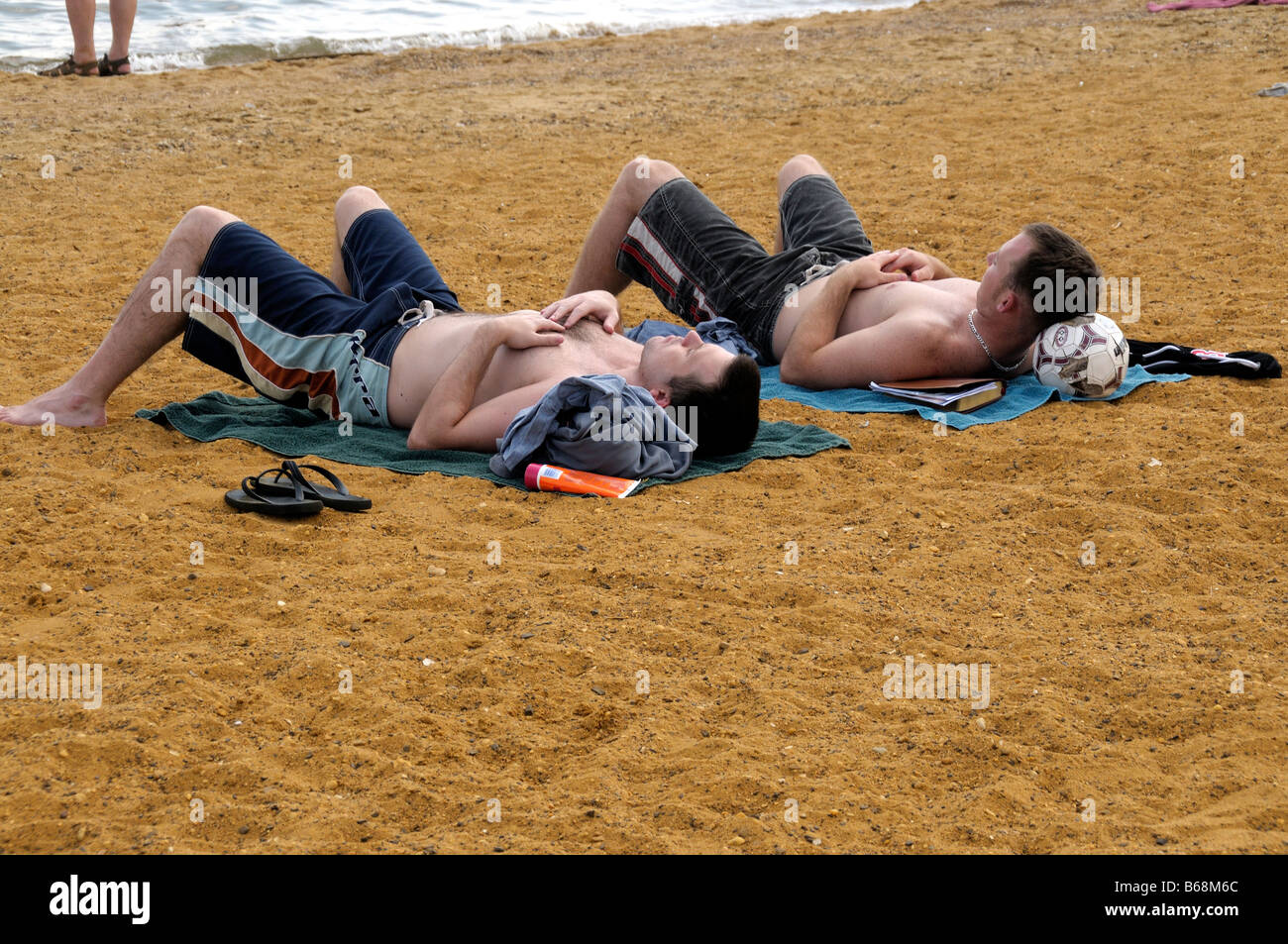 Men sunbathing hi-res stock photography and images - Alamy