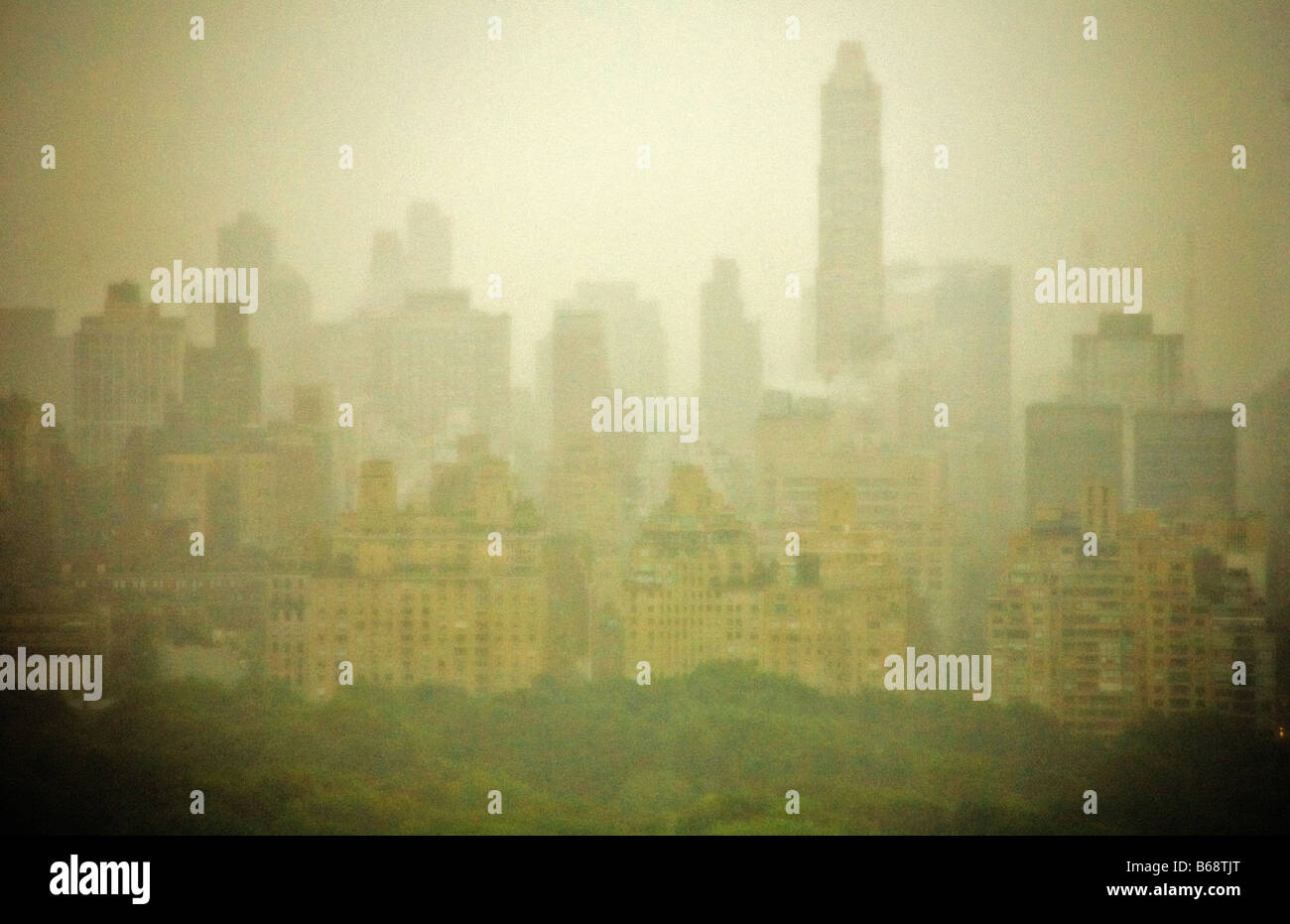 New York skyline w daytime fog --looking across Central Park Stock ...