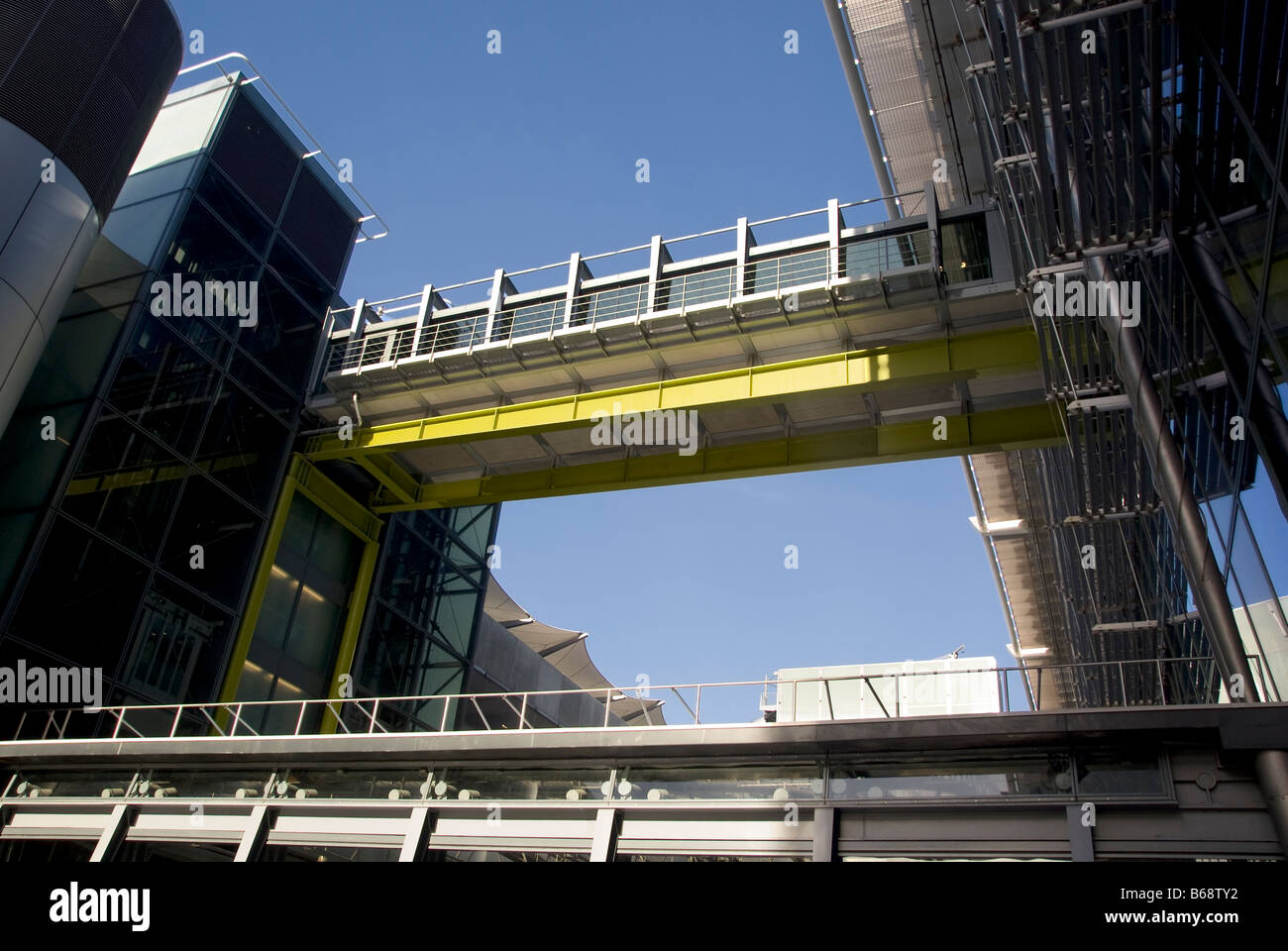 Heathrow terminal 5 construction hi-res stock photography and images ...