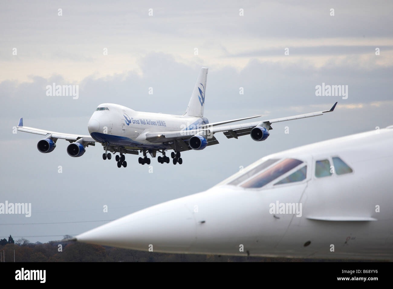 Jumbo jet commercial passenger airplane hi-res stock photography and ...