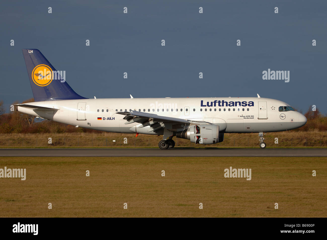 Passenger commercial airliner Stock Photo - Alamy