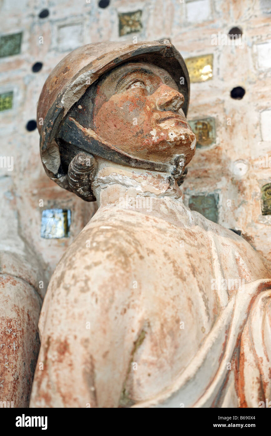 Medieval soldier sculpture hi-res stock photography and images - Alamy