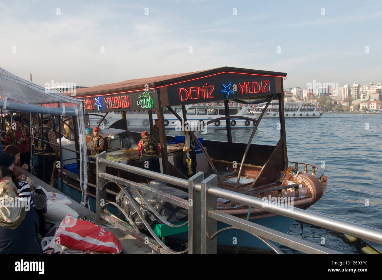 Floating boat restaurant hi-res stock photography and images - Alamy