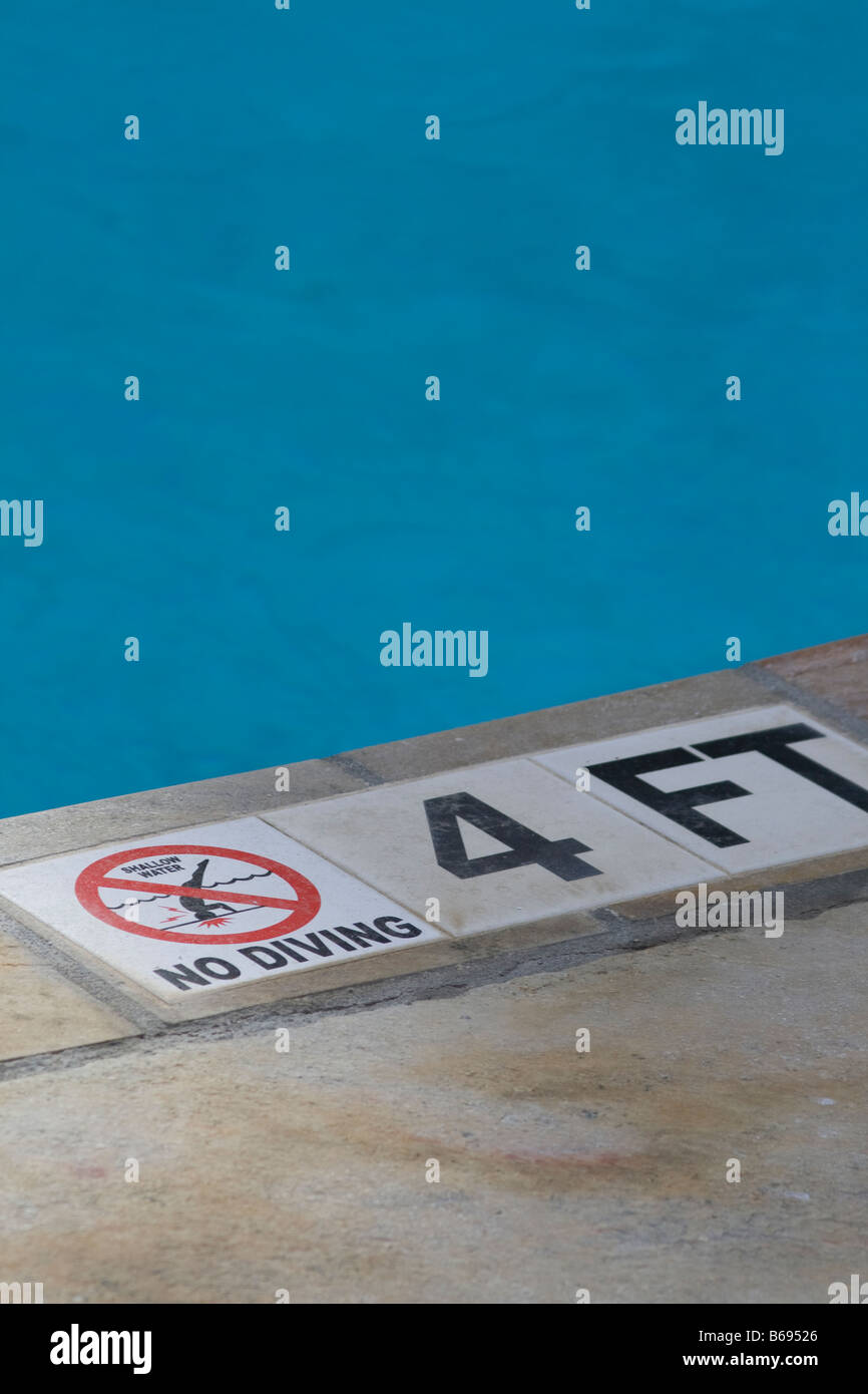 no diving shallow water caution sign at side of pool Stock Photo - Alamy