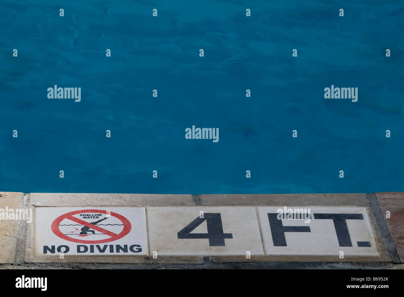no diving - shallow water warning sign at edge of pool Stock Photo - Alamy