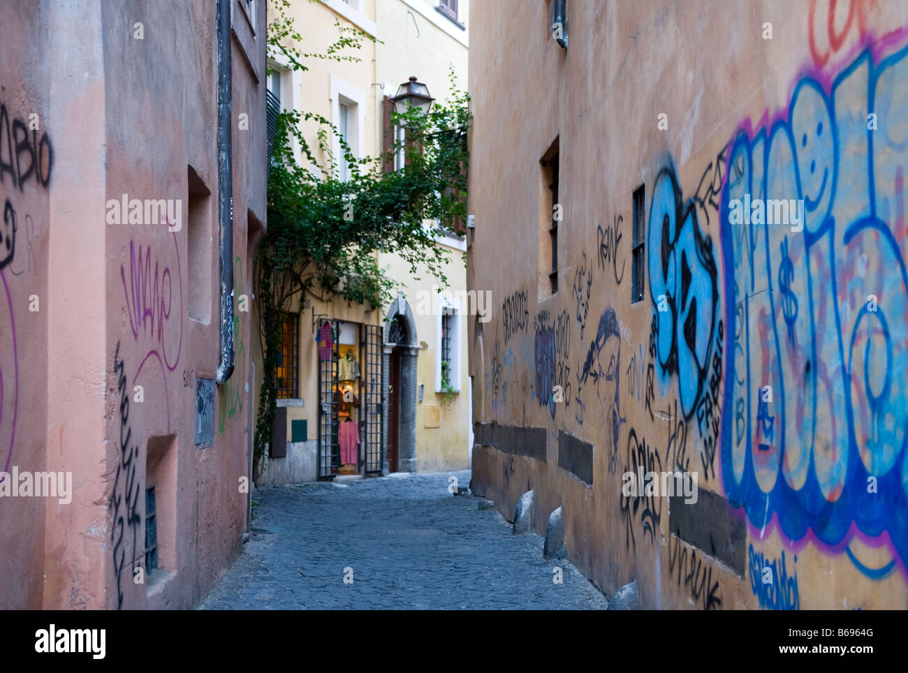 Rome an alley in Via del Pellegrino Stock Photo - Alamy