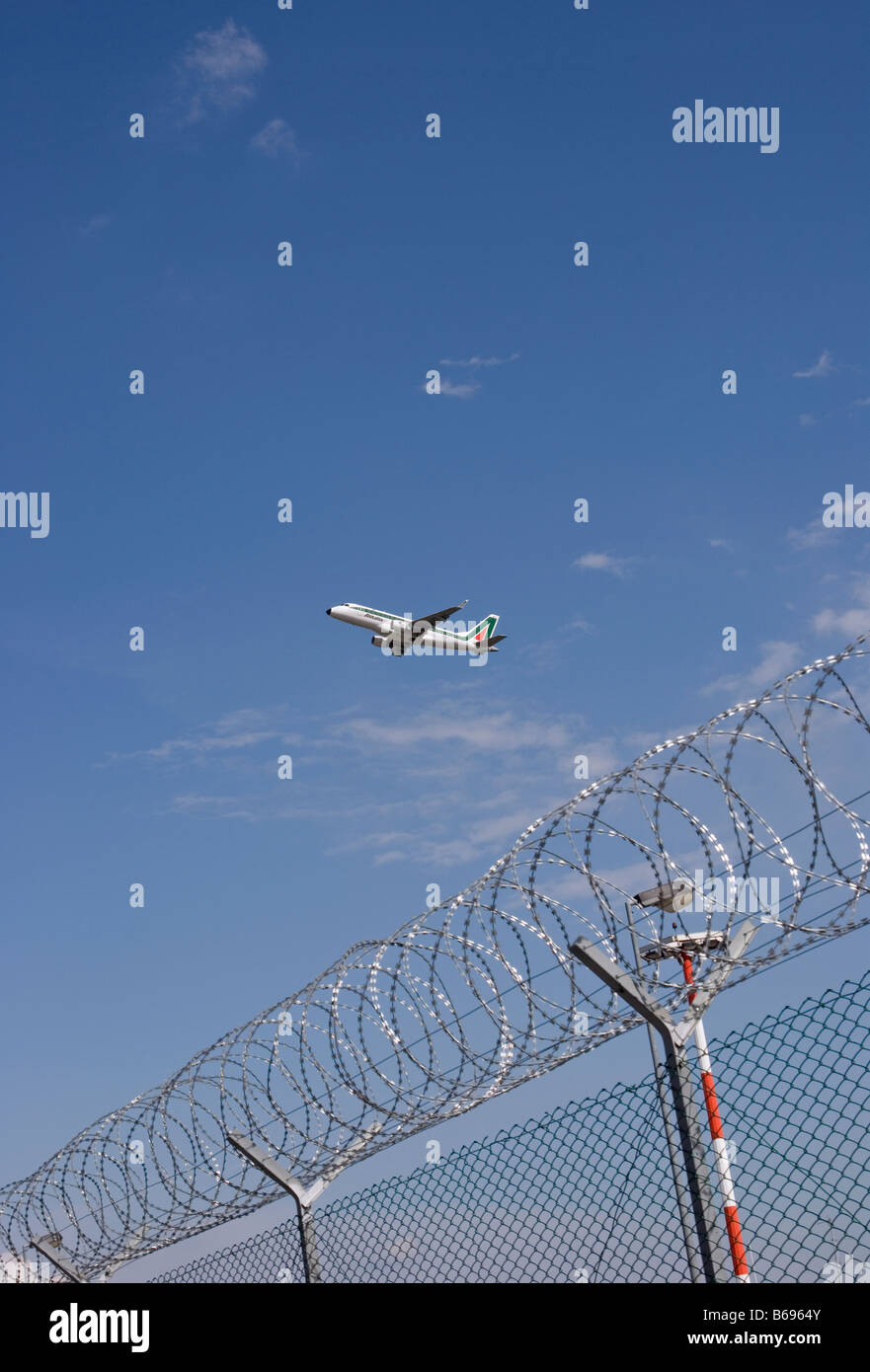 Airplane taking off and fence hi-res stock photography and images - Alamy