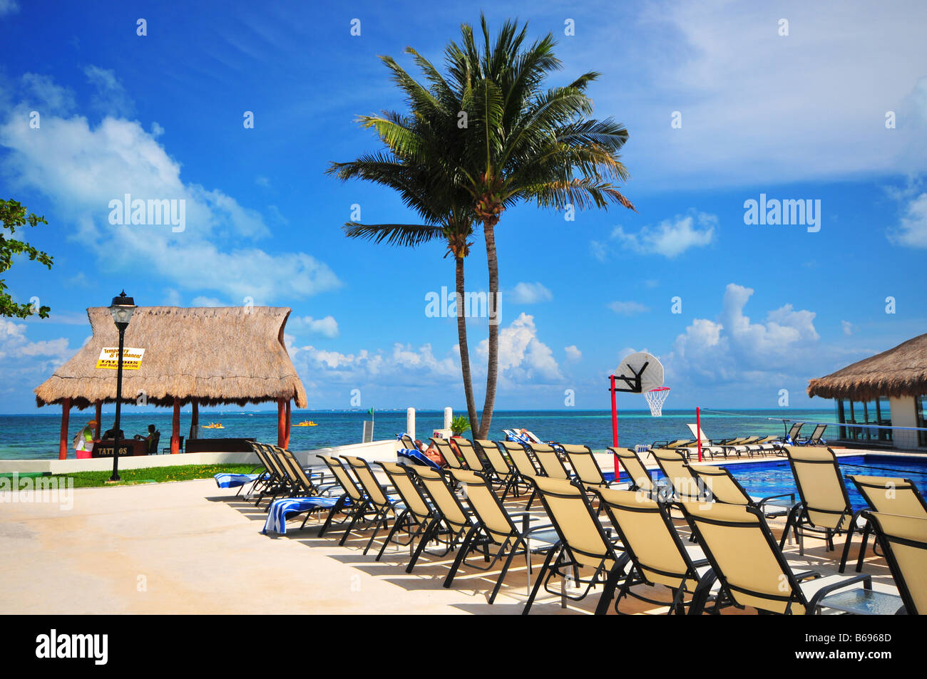 Poolside at the hotel in Cancun, Mexico Stock Photo - Alamy