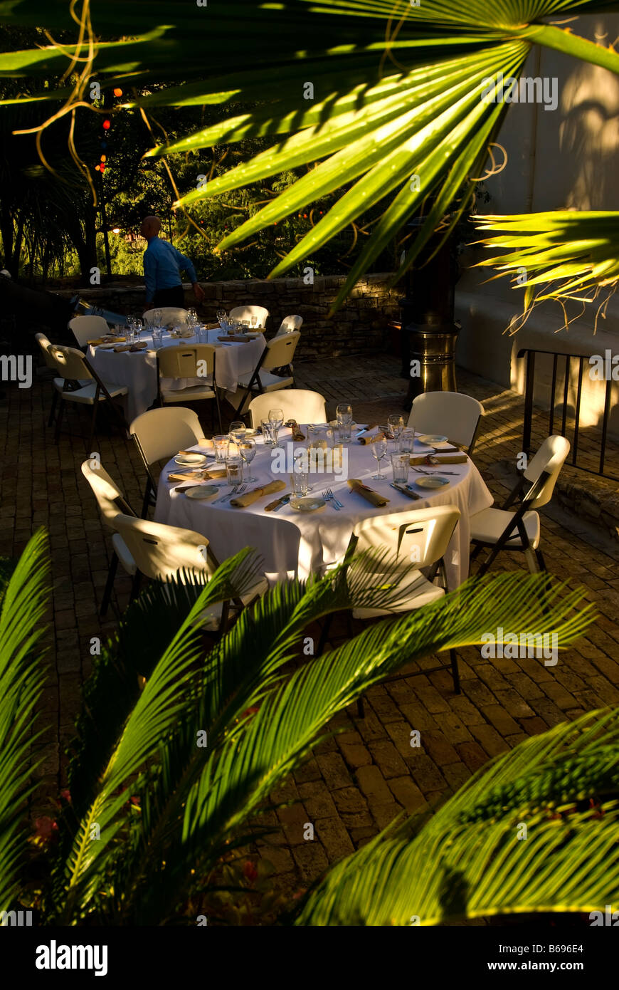 Open air restaurant hi-res stock photography and images - Alamy