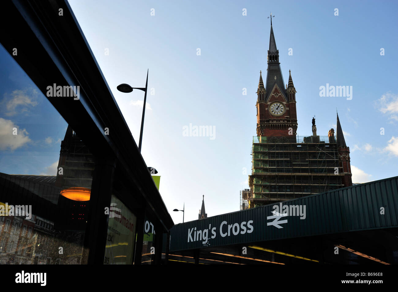 Kings cross station sign hi-res stock photography and images - Alamy