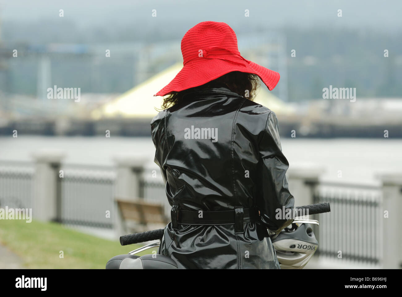 Woman turned away hi-res stock photography and images - Alamy