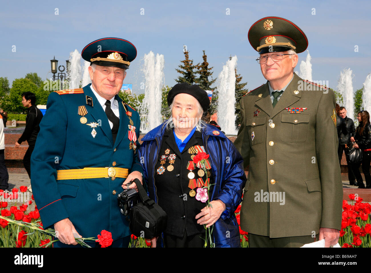 Female Soviet veteran with 2 Colonels celebrating World War II Victory ...