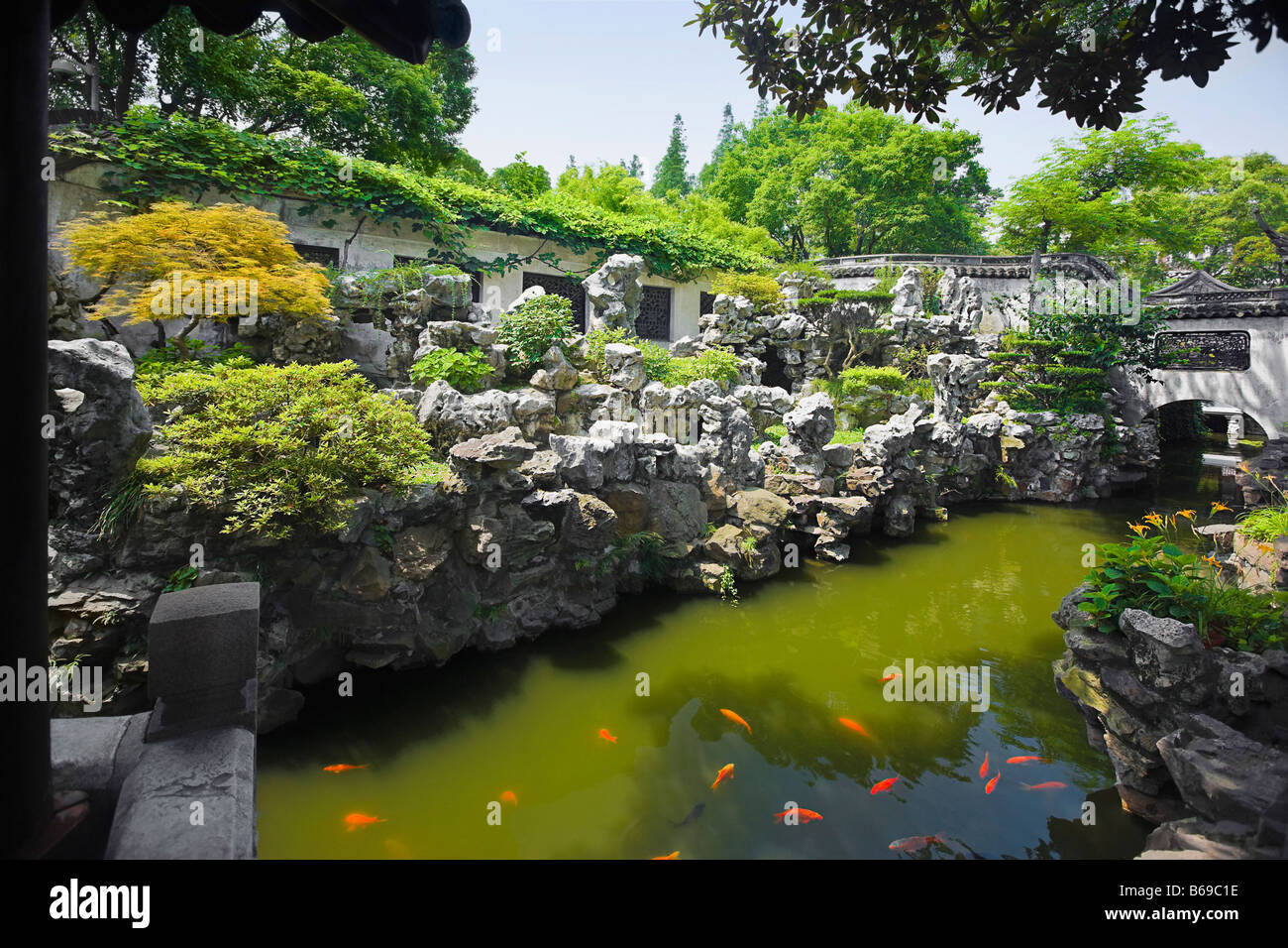 Pond in a garden, Yu Yuan Gardens, Shanghai, China Stock Photo - Alamy Pond in a garden, Yu Yuan Gardens, Shanghai, China Stock Photo - Alamy