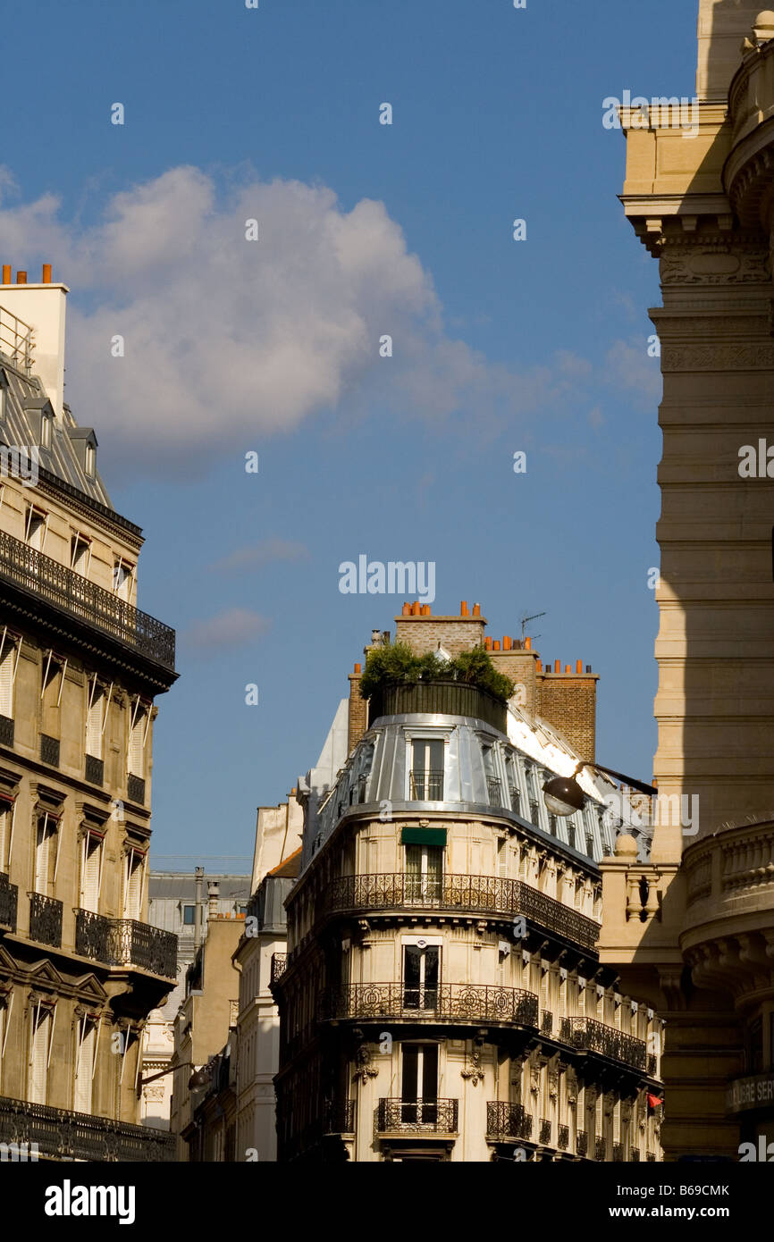 Paris building corner balcony view hi-res stock photography and images ...