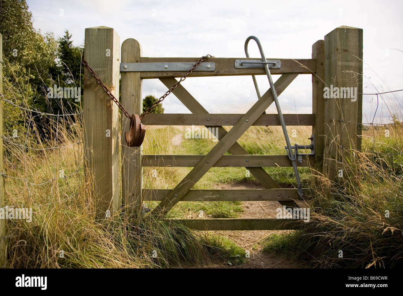 A public gateway on the famous Devils Dike in Newmarket Stock Photo - Alamy