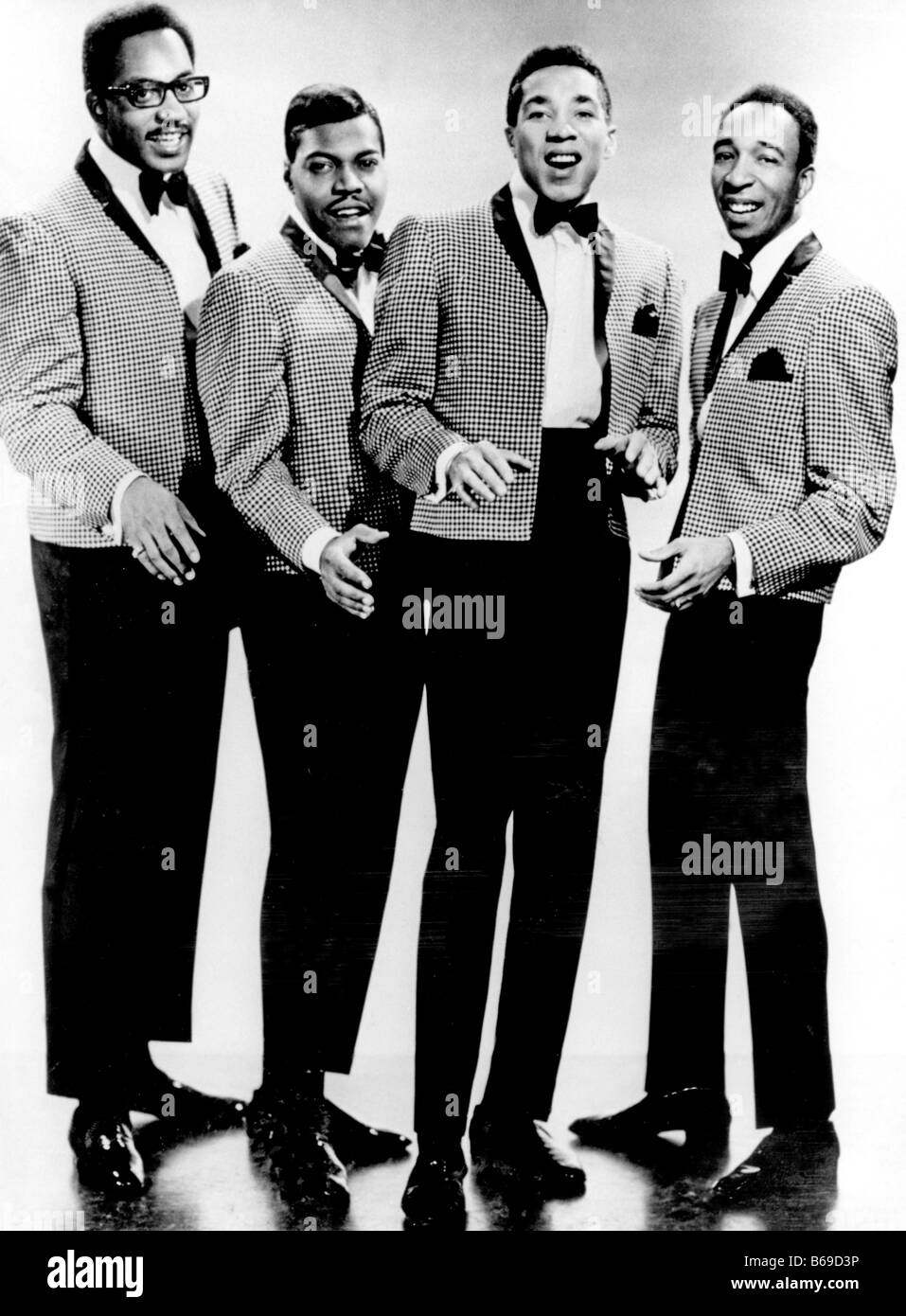 SMOKEY ROBINSON AND THE MIRACLES US vocal group from left Bobby Rogers ...