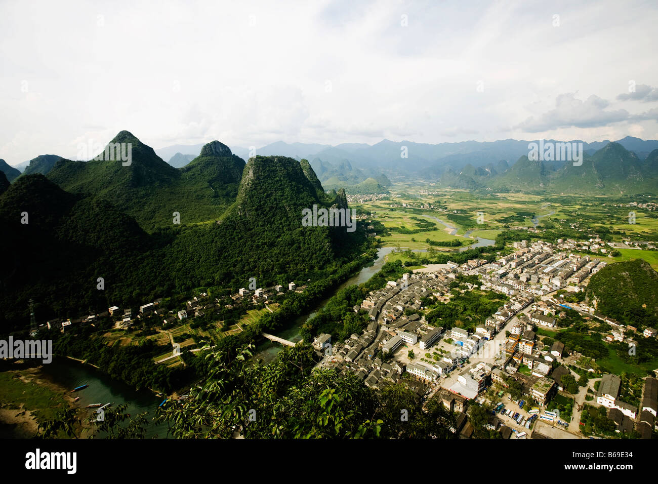 China guangxi province yangshuo view hi-res stock photography and ...