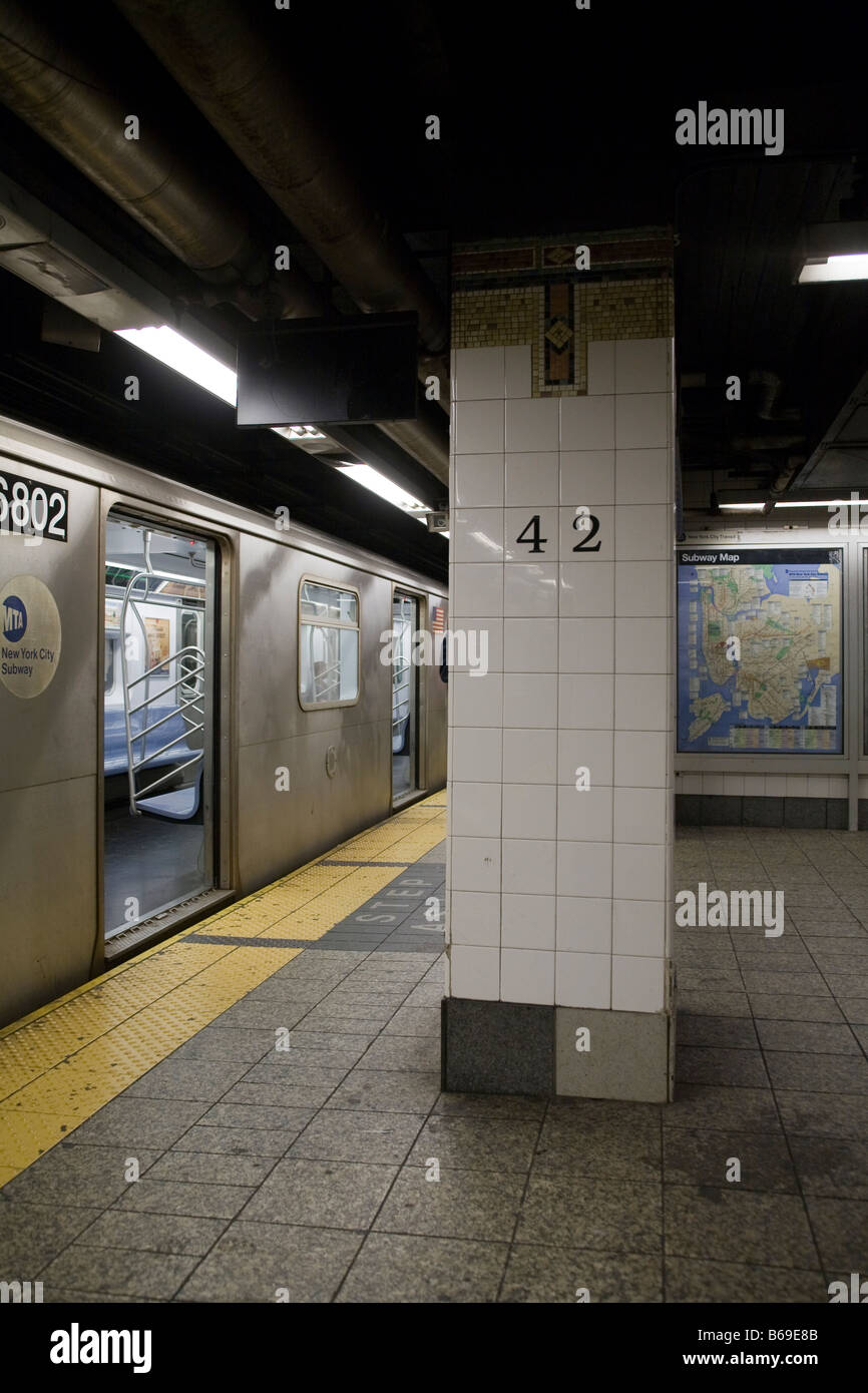 Grand central 42nd street subway station hi-res stock photography and ...