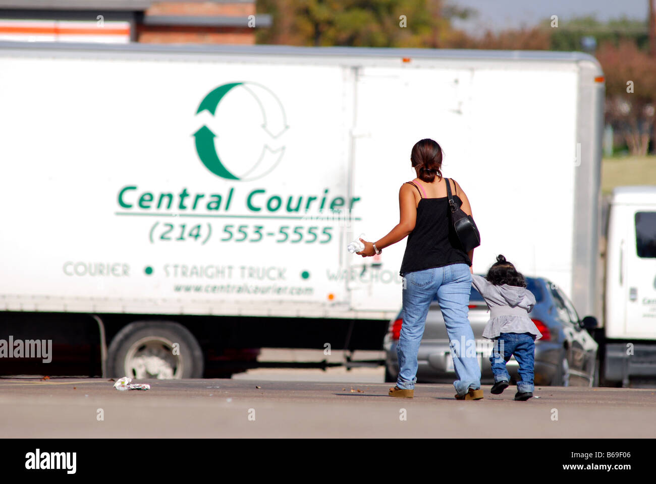 Walking toward a store hi-res stock photography and images - Alamy