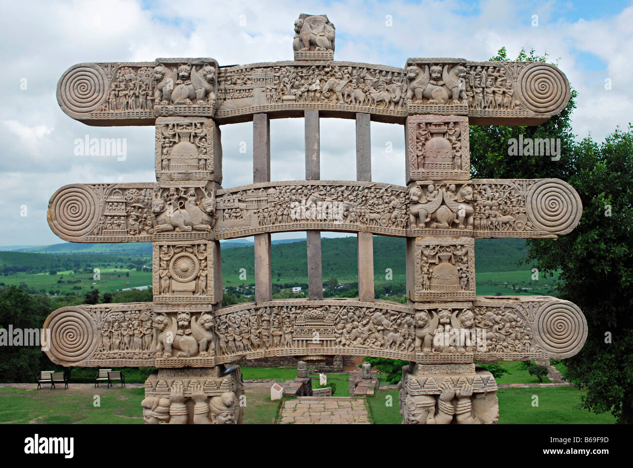 Stupa 1 or Great Stupa : Carved details on Toran Dwar, Sanchi, Madhya ...