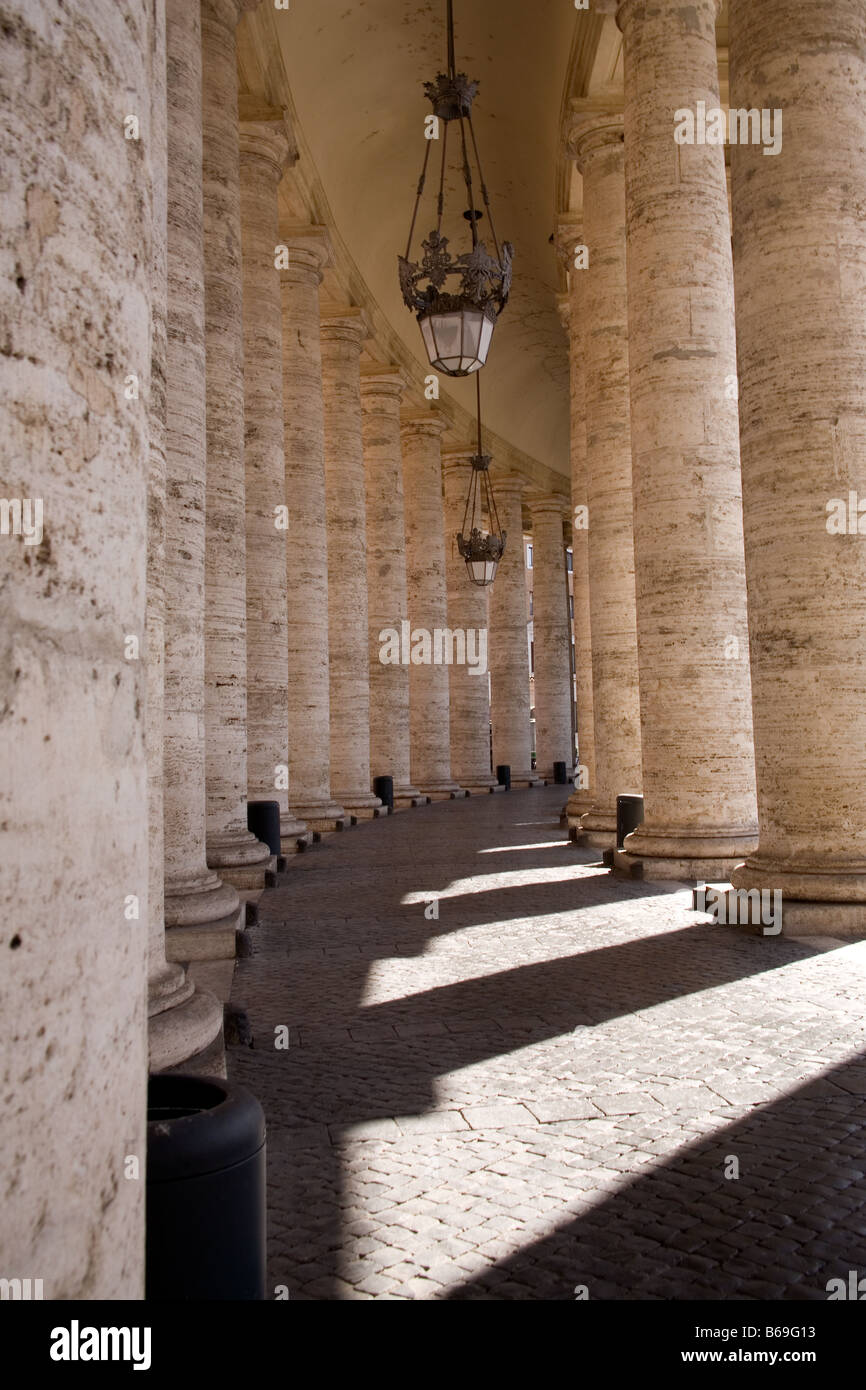 Stone collonade surrounding St Peters Square Rome Stock Photo - Alamy