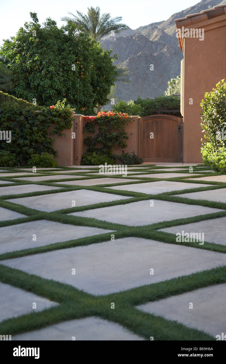 Driveway path to gate hi-res stock photography and images - Alamy