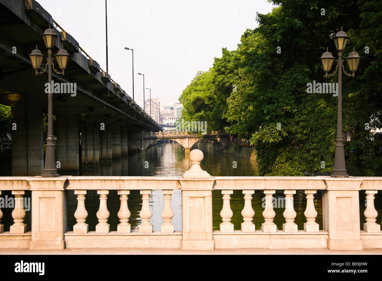 Guangzhou bridge to shamian island hi-res stock photography and images ...