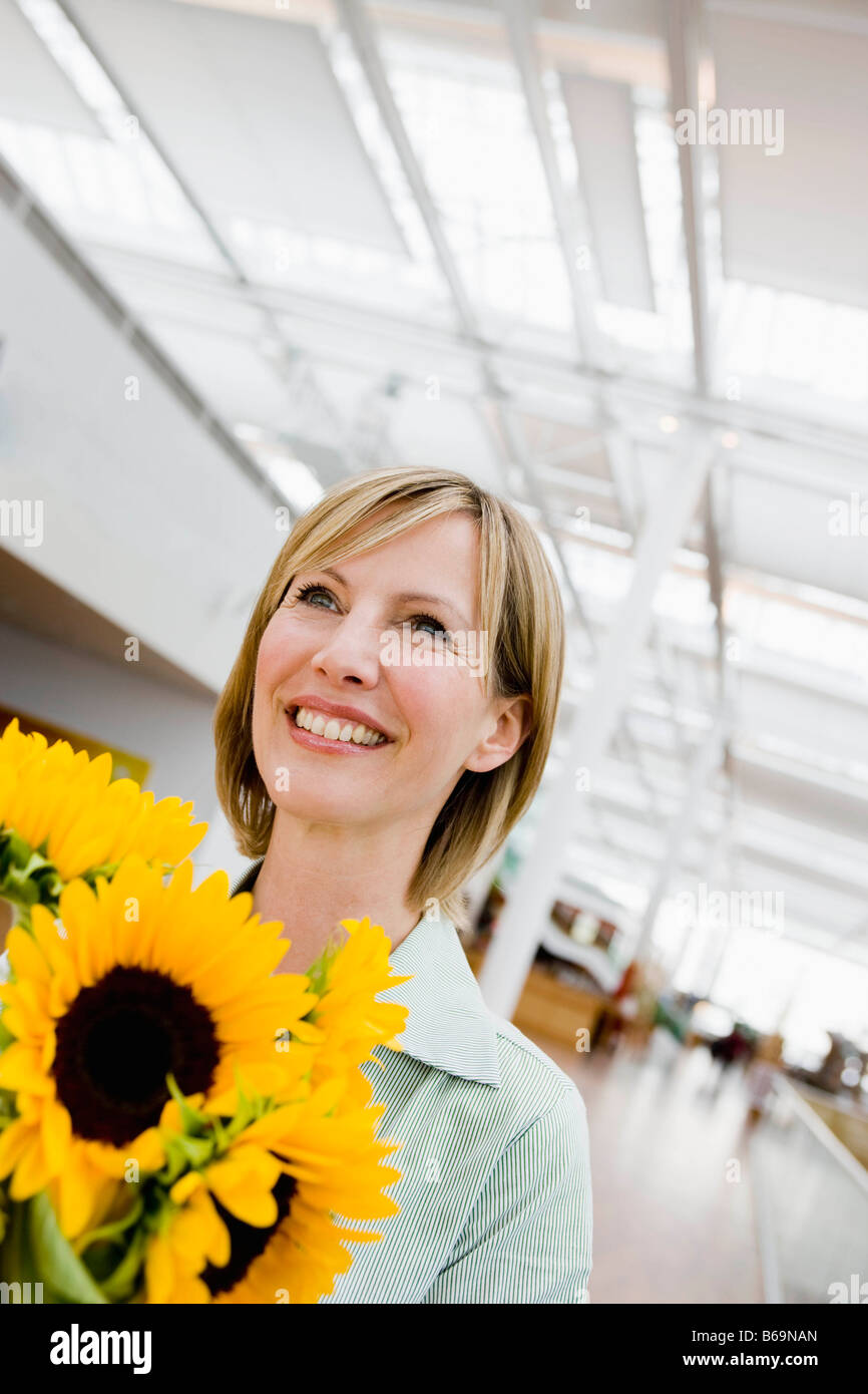Woman receiving a bunch of flowers Stock Photo - Alamy