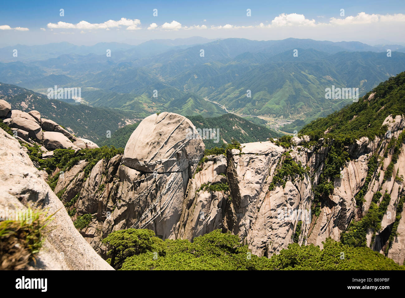 Famous huangshan mountains hi-res stock photography and images - Alamy