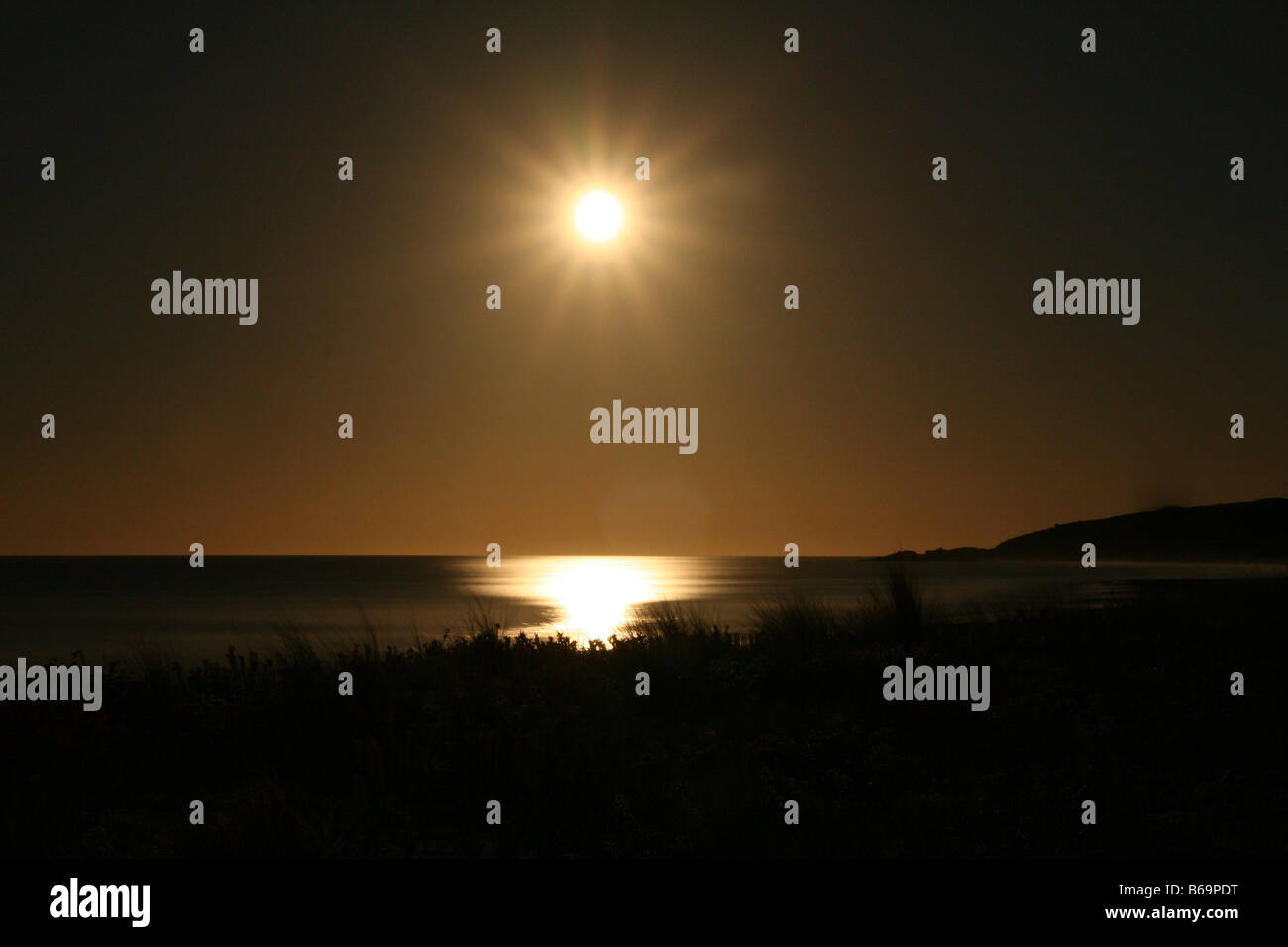 Beautiful moon lit beach hi-res stock photography and images - Alamy