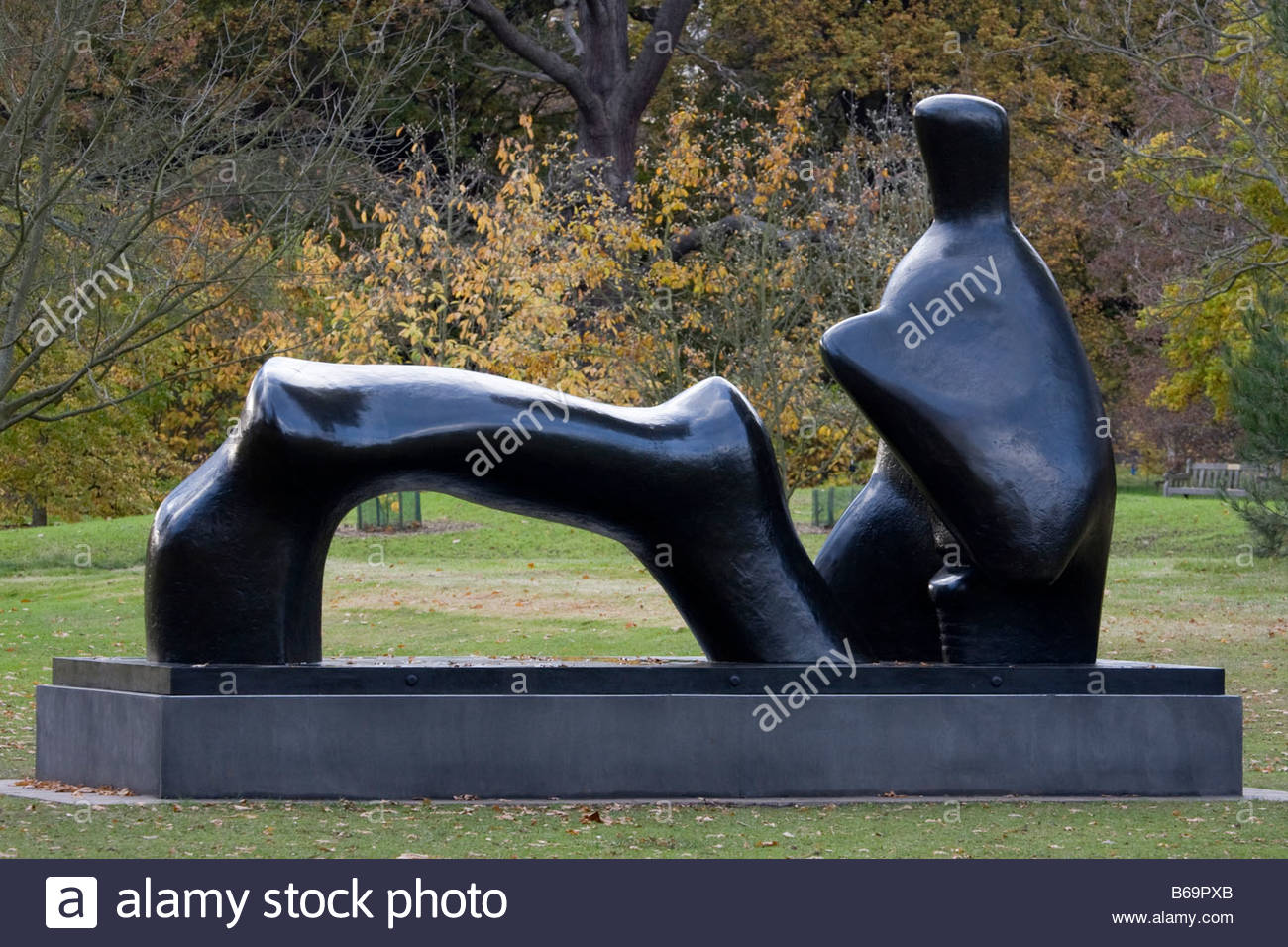Henry Moore Sculptures Stock Photos & Henry Moore Sculptures Stock ...
