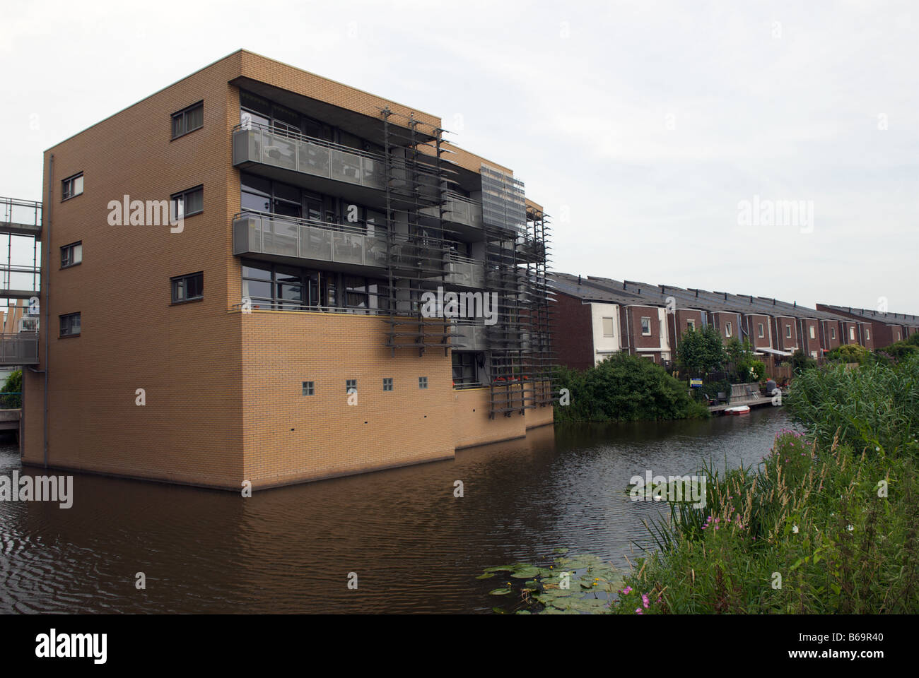 Shell solar panels fitted to apartments on the world's largest solar ...