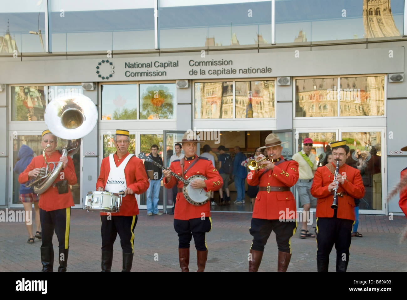 Canadian mounties uniform hi-res stock photography and images - Alamy