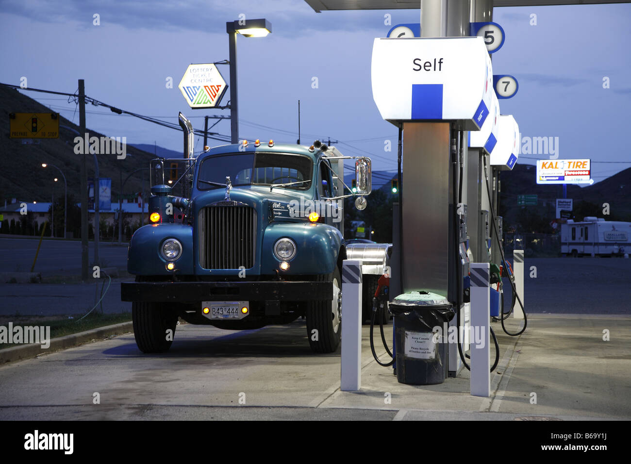 Petrol station canada night hi-res stock photography and images - Alamy