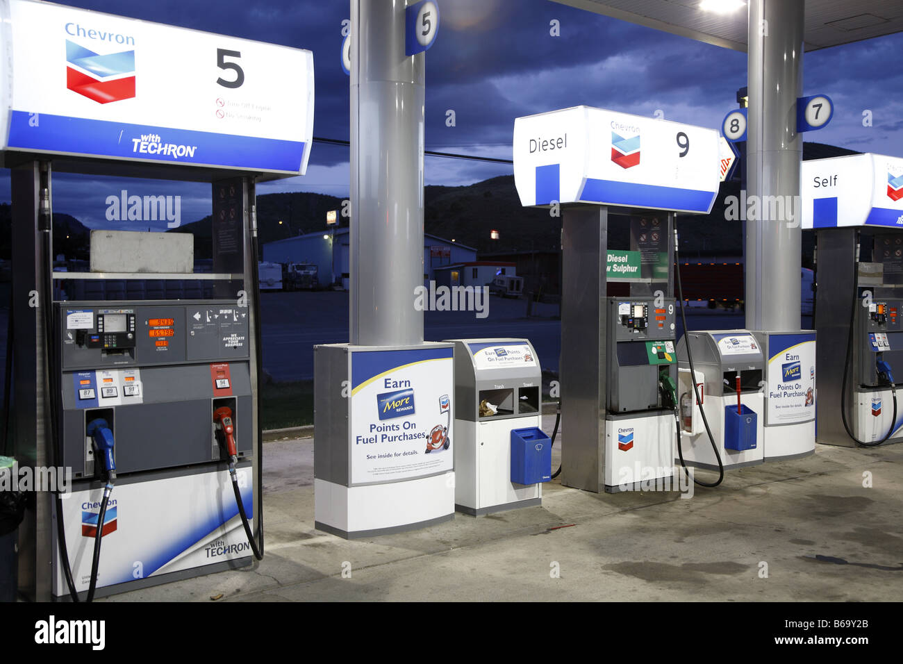 Petrol station canada night hi-res stock photography and images - Alamy
