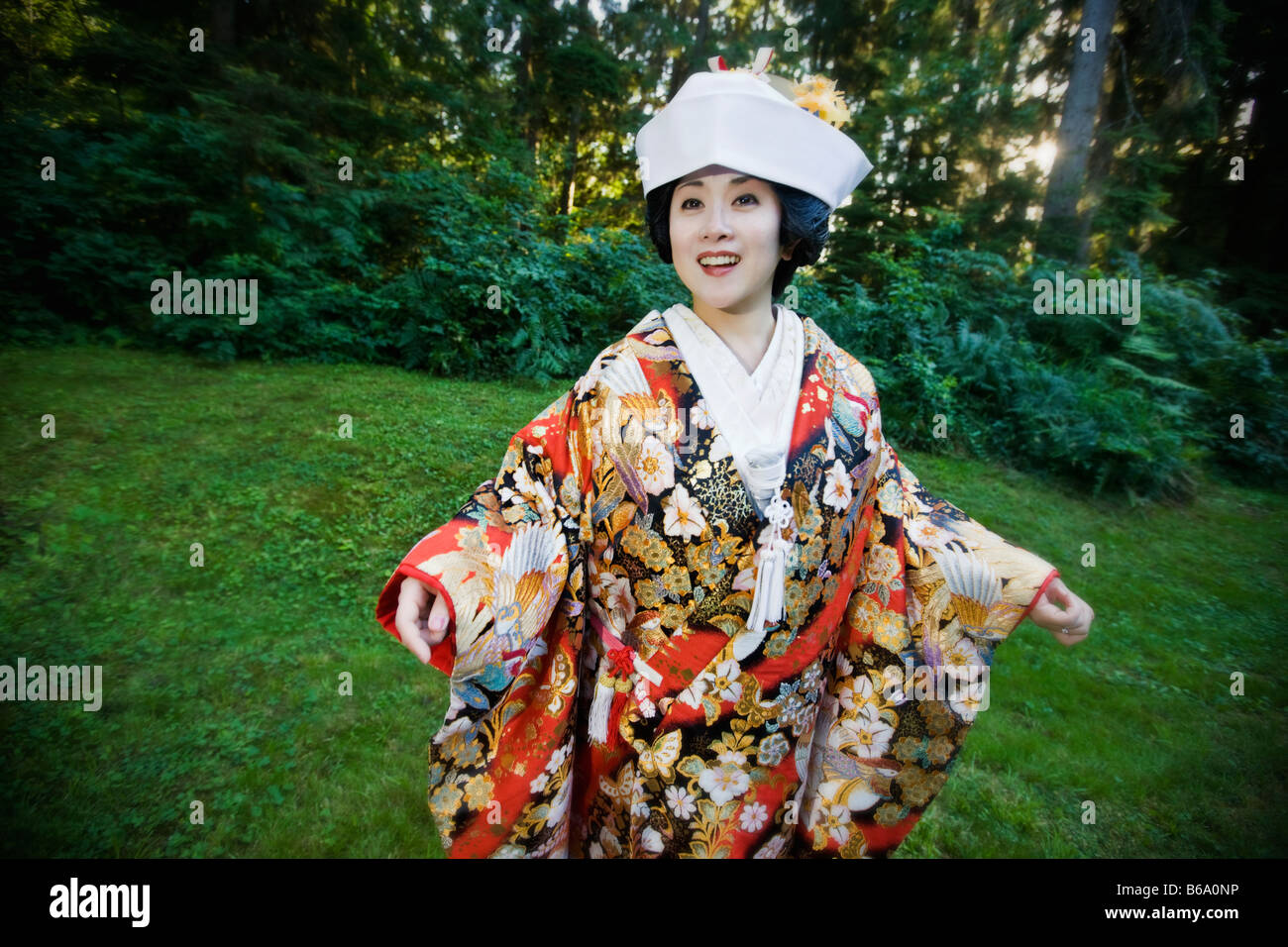 Japanese bride wearing traditional clothing Stock Photo - Alamy