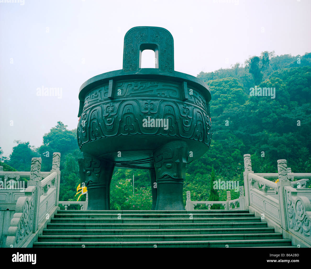 Tripod vessel hi-res stock photography and images - Alamy