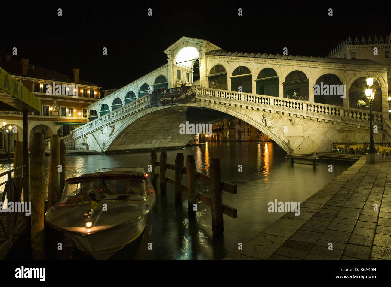 The Rialto Bridge at night Venice Italy Stock Photo - Alamy