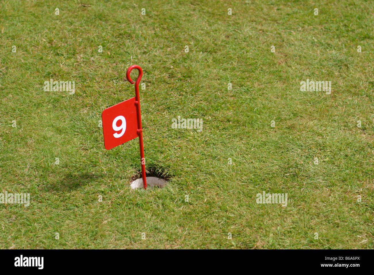 9 th golf hole flag nine Stock Photo - Alamy