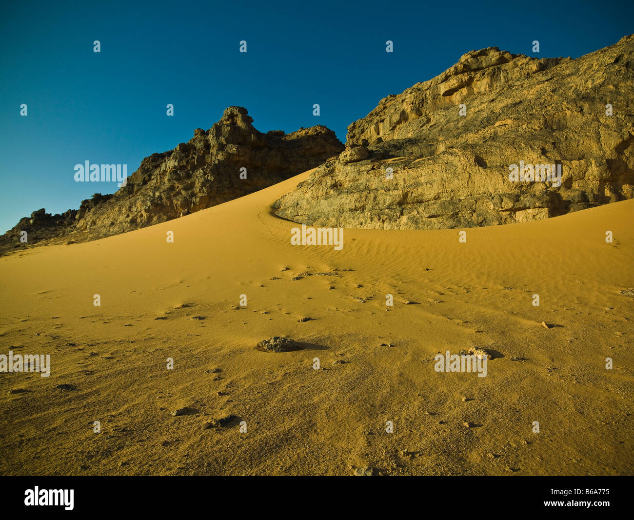 Rockformation in the algerian Sahara Stock Photo - Alamy