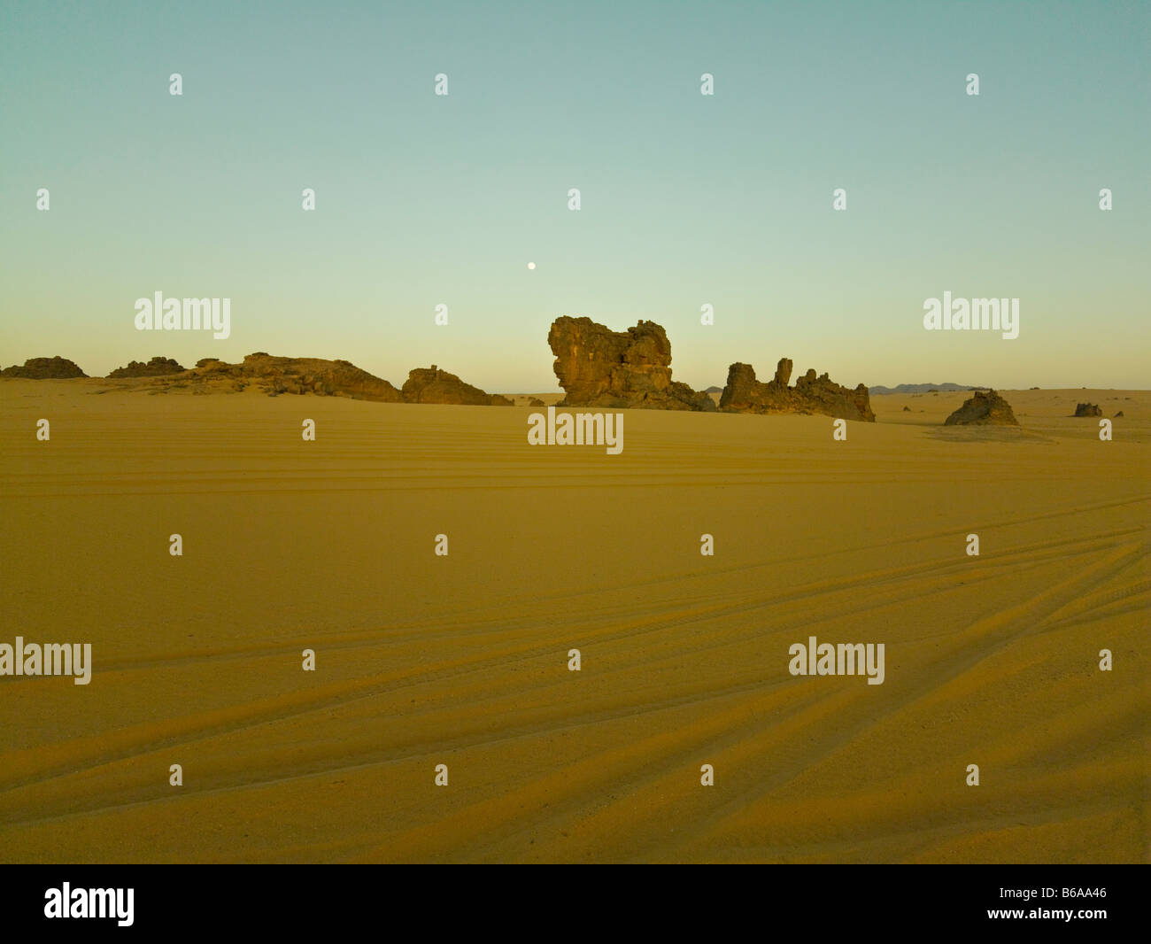 Rockformation in the algerian Sahara Stock Photo - Alamy