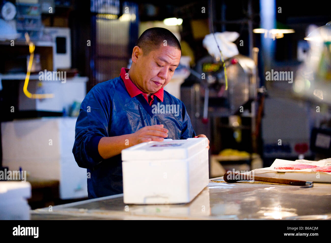 Man boxing fish at The Tsukiji Fish Market in Tokyo, Japan Stock Photo ...