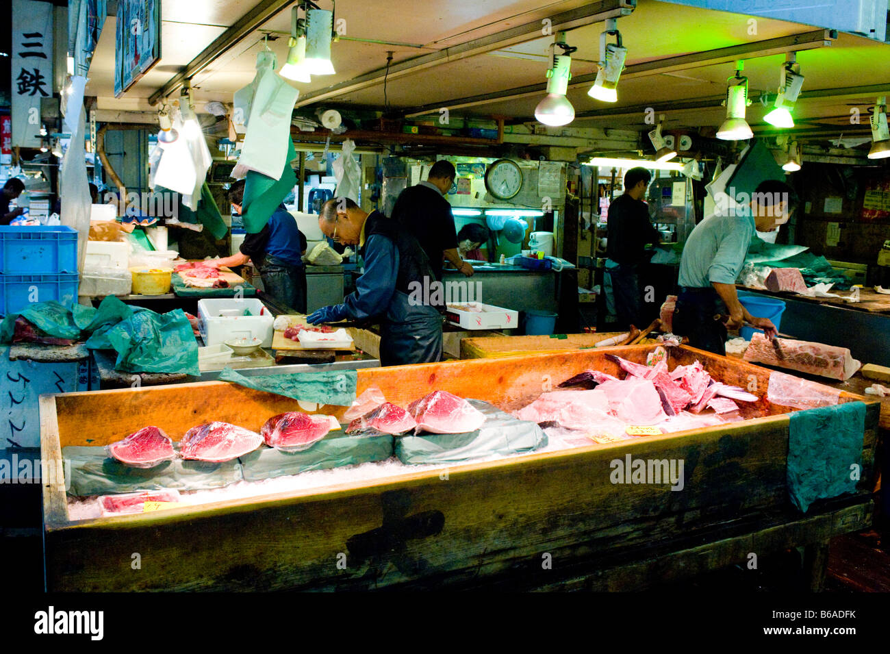 Men preparing tuna at The Tsukiji Fish Market in Tokyo, Japan Stock ...