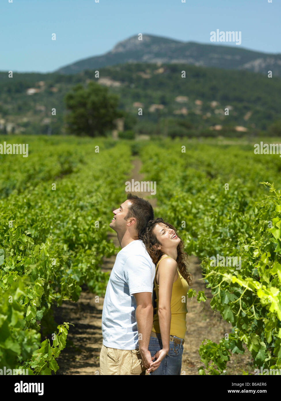 France couple vineyard hi-res stock photography and images - Alamy