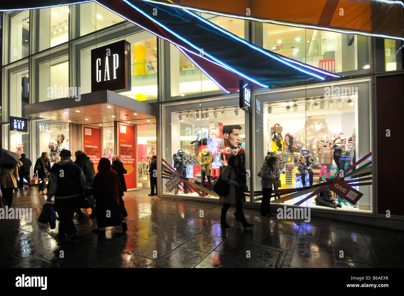 Store window at night hi-res stock photography and images - Alamy