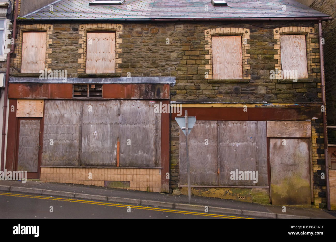 Disused shops hi-res stock photography and images - Alamy
