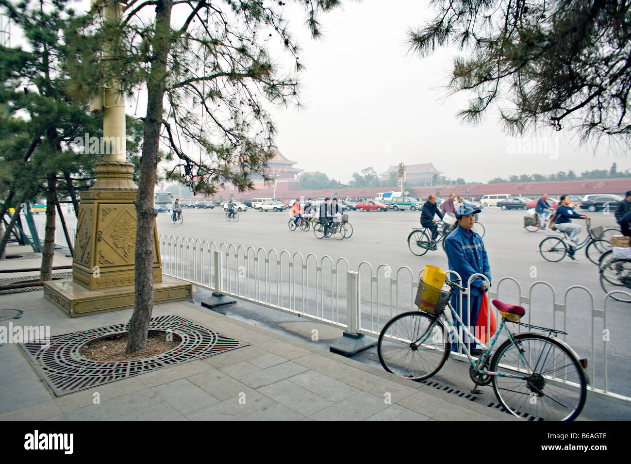 China air pollution bicycle hi-res stock photography and images - Alamy