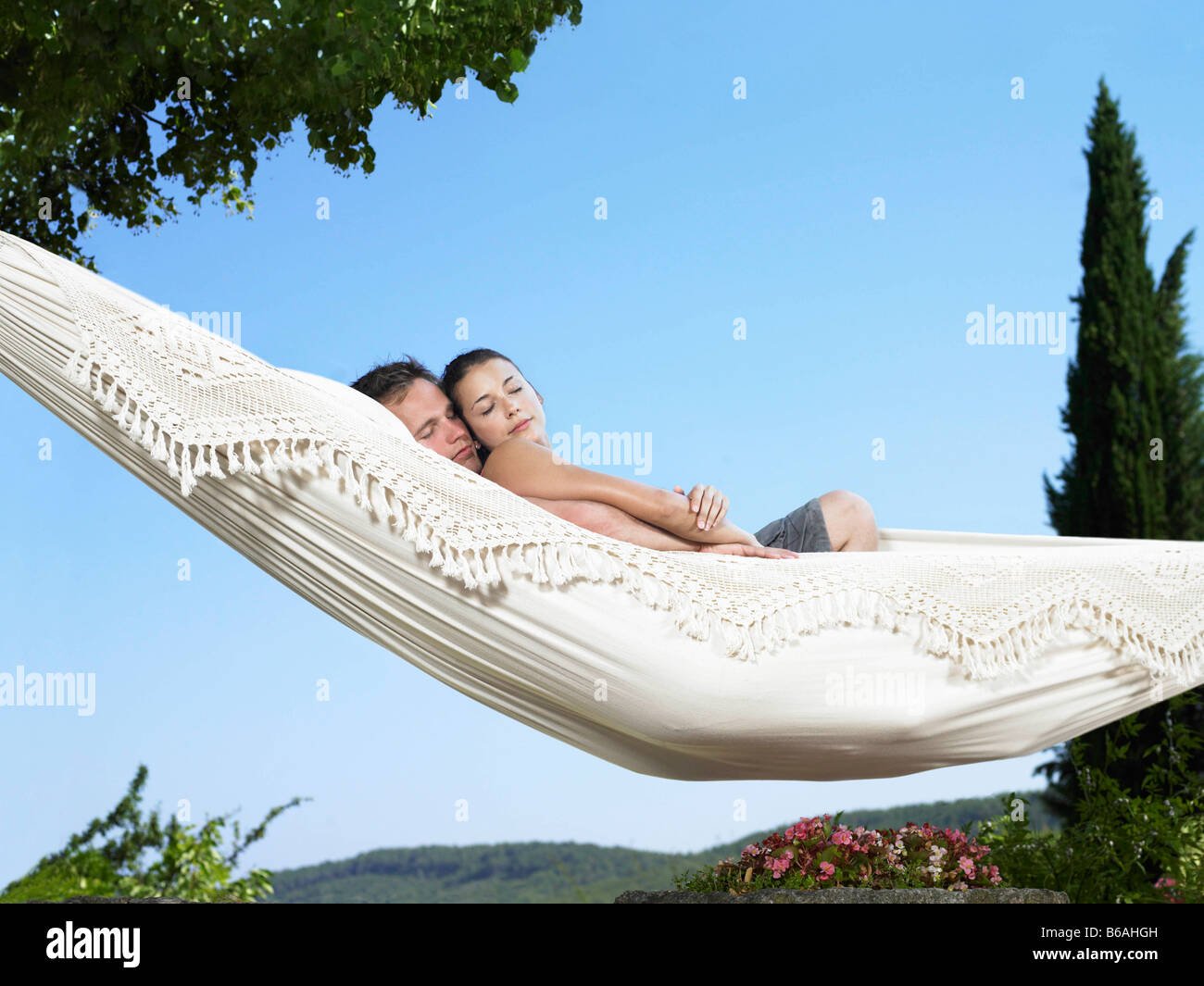 Couple cuddling hammock hi-res stock photography and images - Alamy