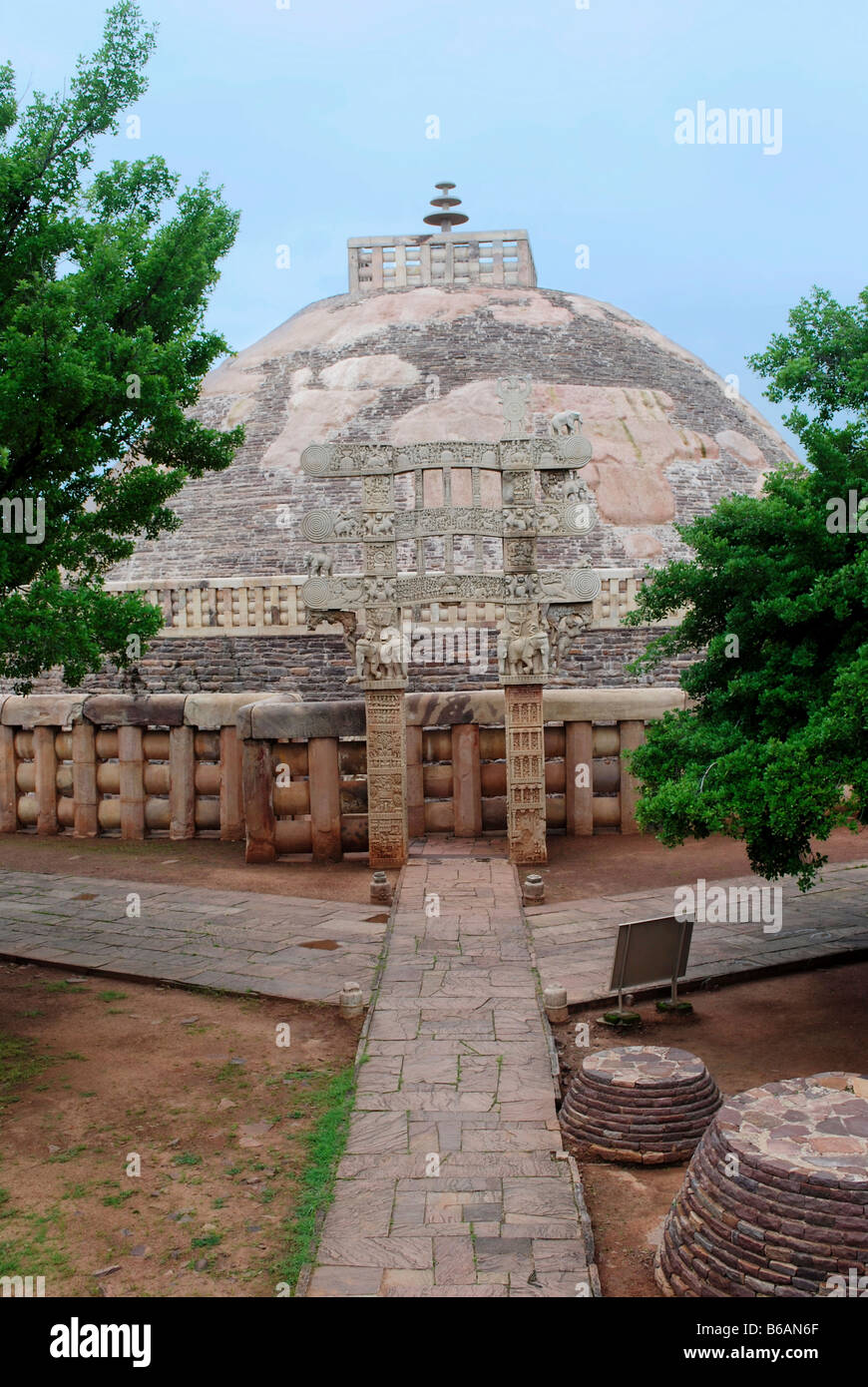 Stupa sanchi chatra hi-res stock photography and images - Alamy